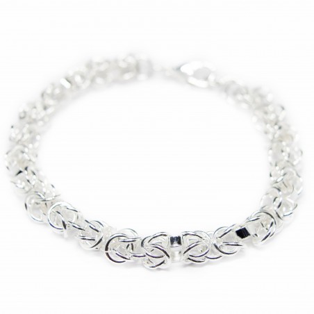 Bracelet en argent avec des maillons. Un bijou pour femme fashion